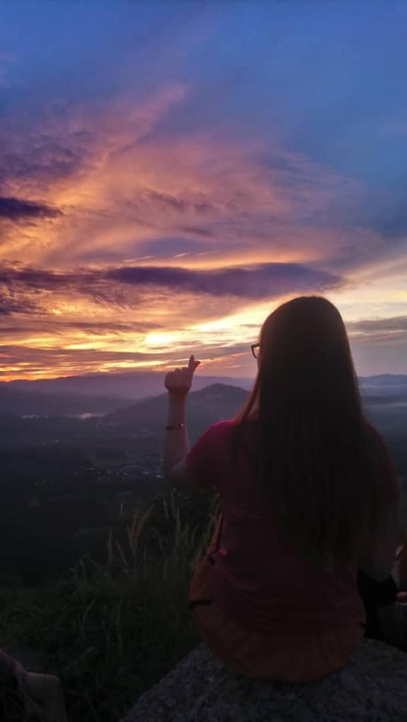 Watch a beautiful sunrise … (Broga Hill, Semenyih) – Jasmine's Blog