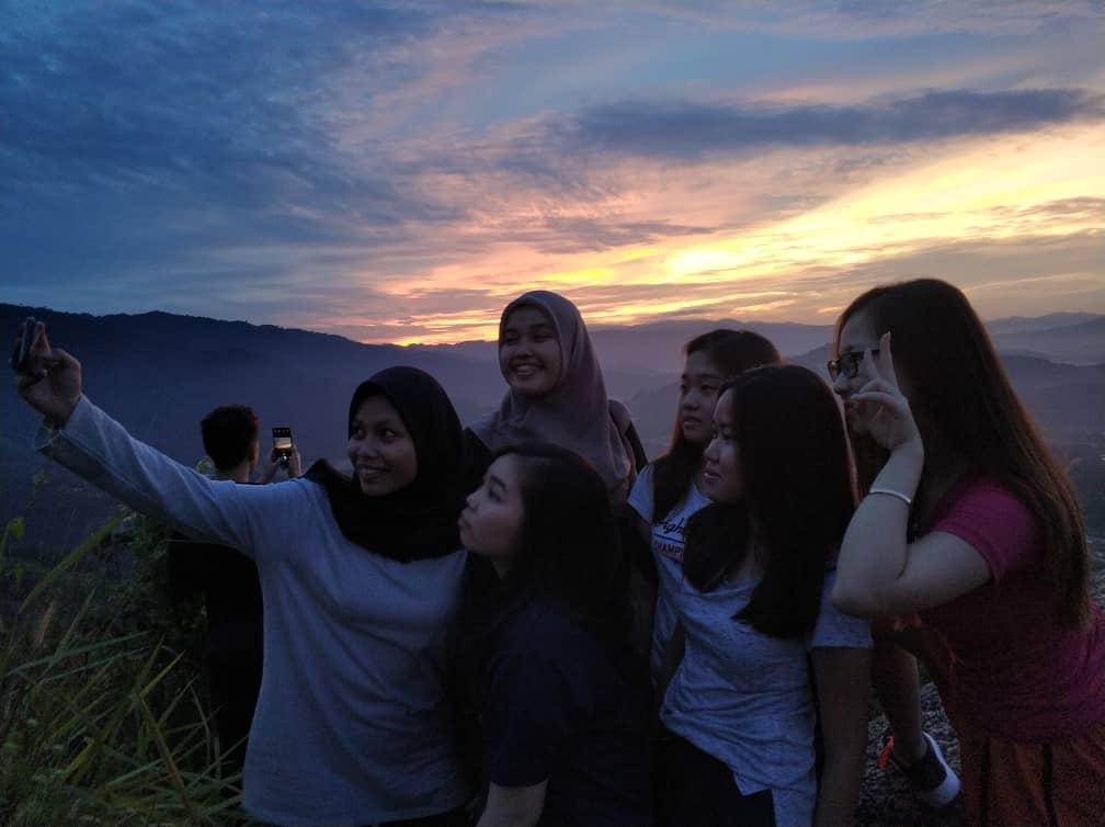 Watch a beautiful sunrise … (Broga Hill, Semenyih) – Jasmine's Blog