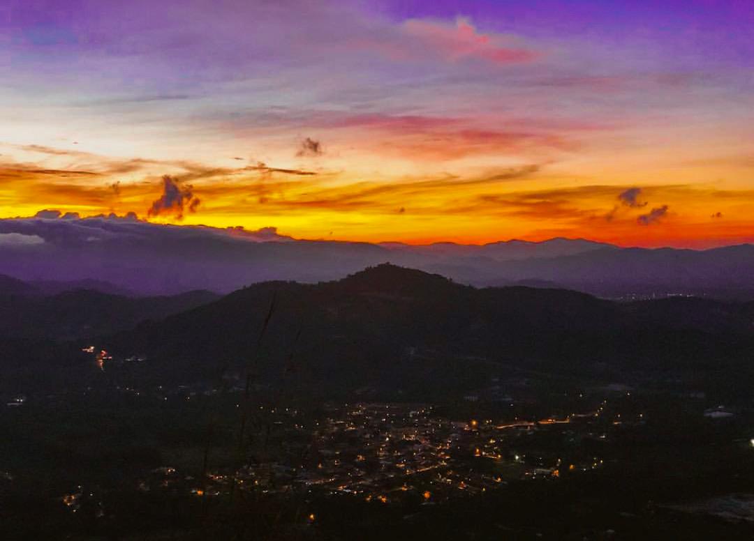 Watch a beautiful sunrise … (Broga Hill, Semenyih) – Jasmine's Blog